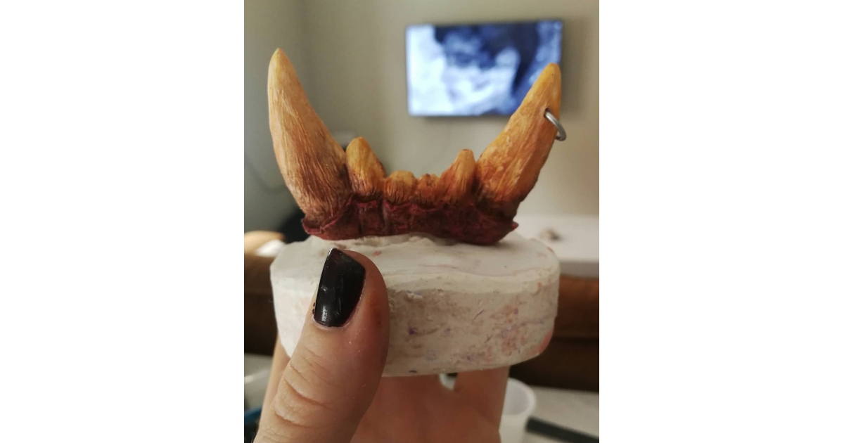 dientes cuatro colmillos de Larpmask en Prótesis lacortedeltejon